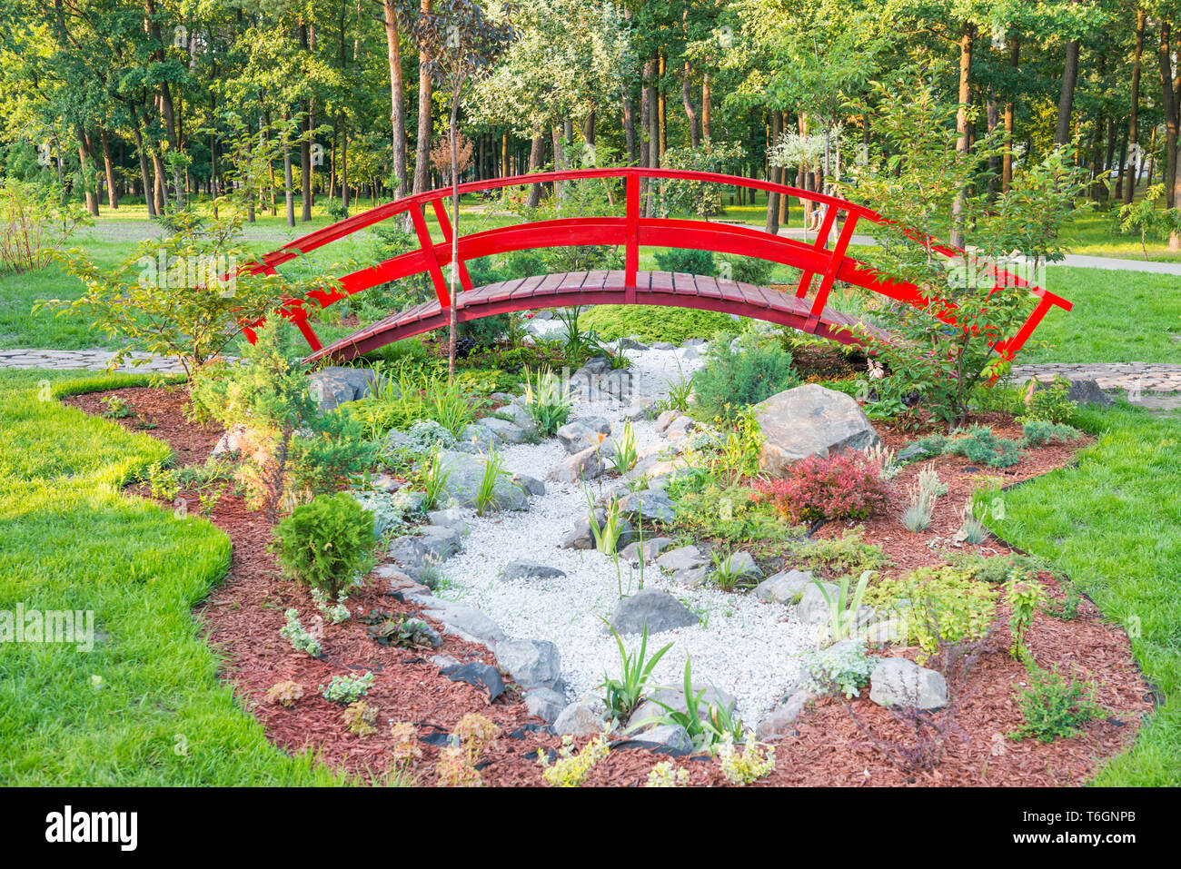 Red flower in green park hi-res stock photography and images - Alamy