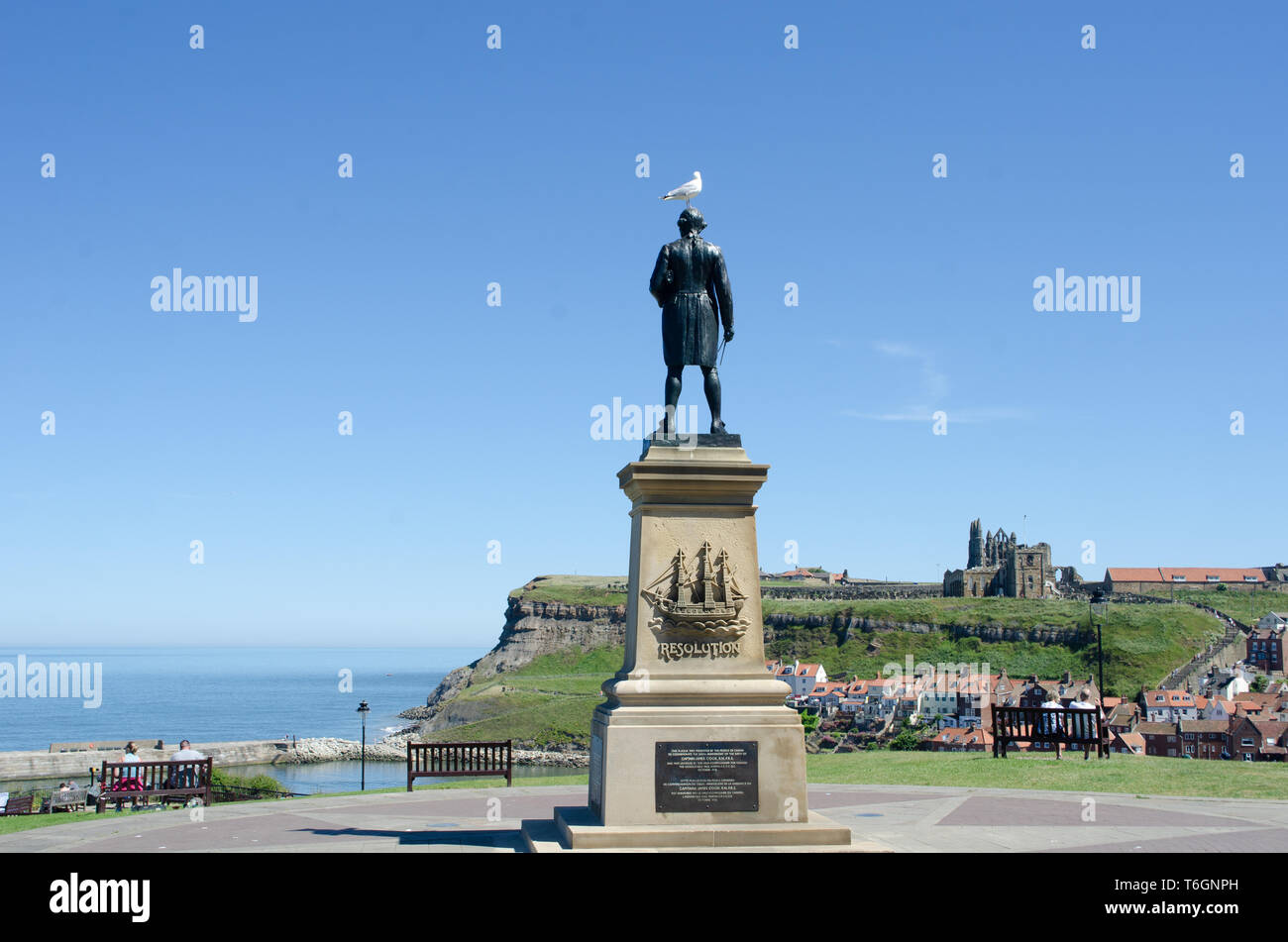 James cook statue whitby High Resolution Stock Photography and Images ...