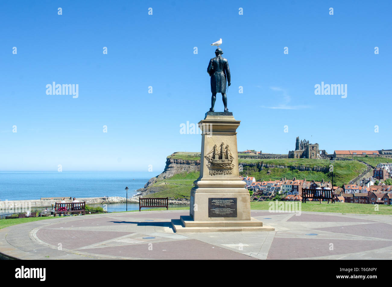 Whitby james cook statue hi-res stock photography and images - Alamy