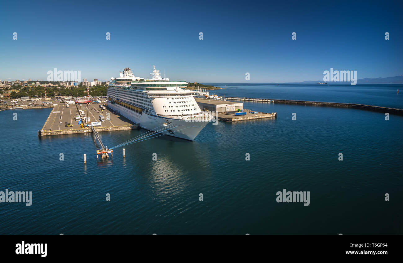 Cruise ship terminal in victoria bc hi-res stock photography and images ...