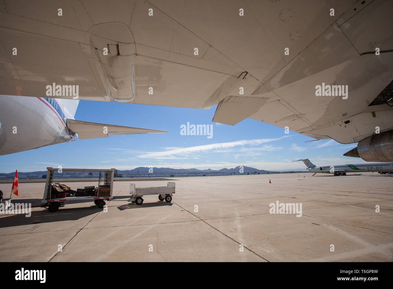 Civil airplane hi-res stock photography and images - Alamy