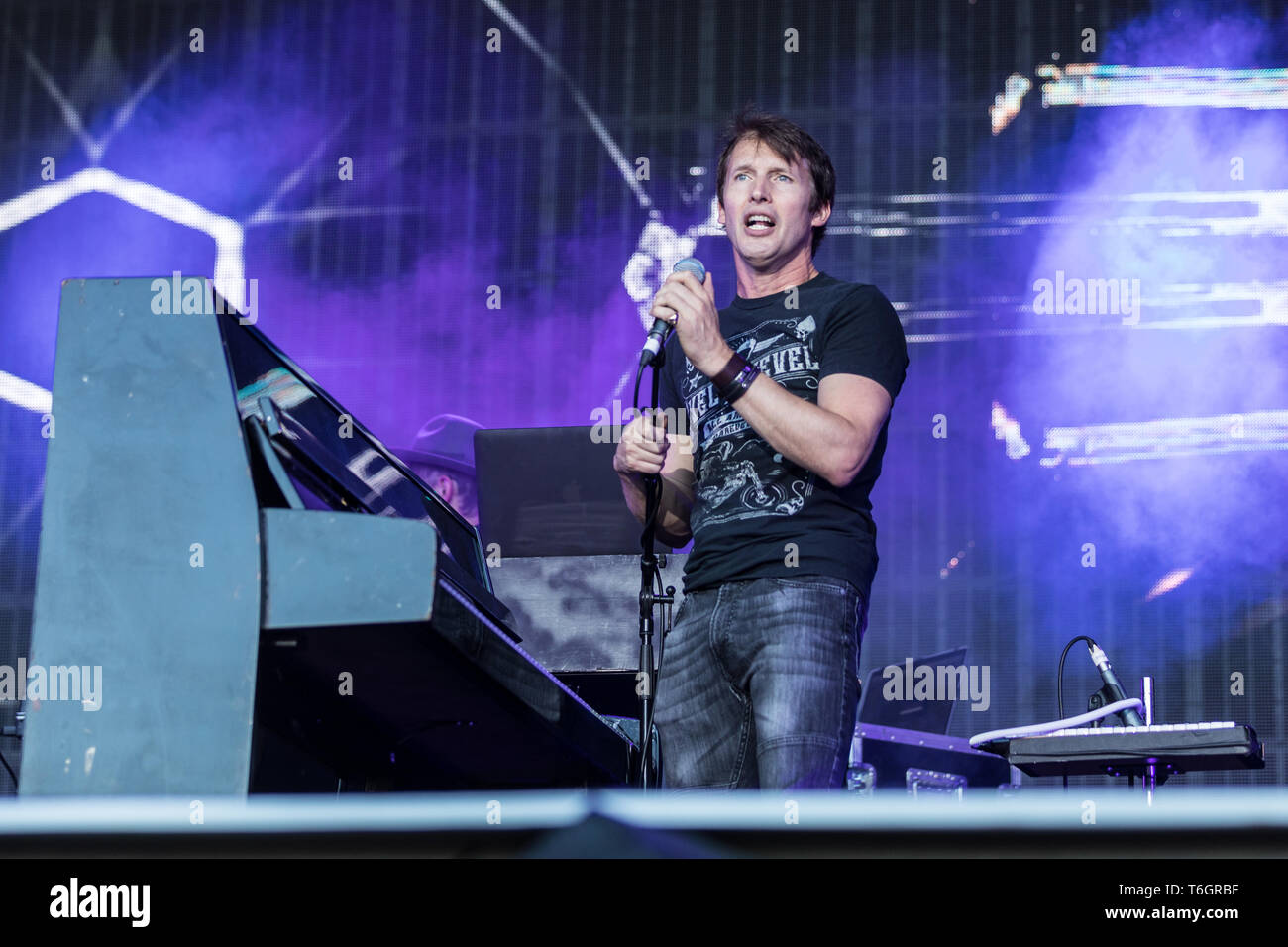 James blunt show hi-res stock photography and images - Alamy