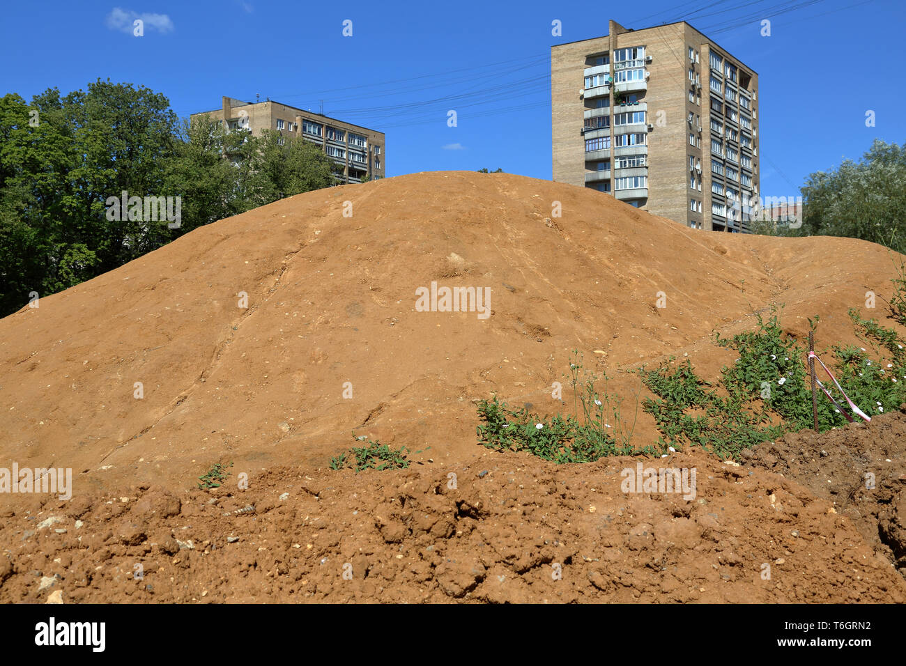 Sand pile blue sky construction hi-res stock photography and images - Alamy