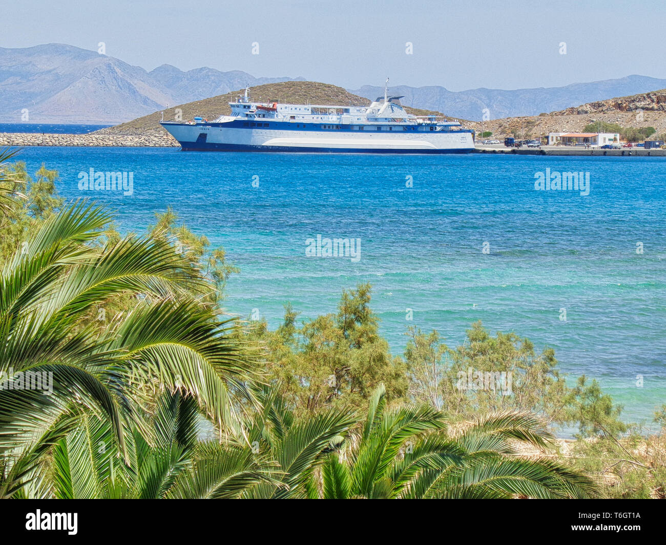 Boat in the middle of the ocean hi-res stock photography and images - Alamy