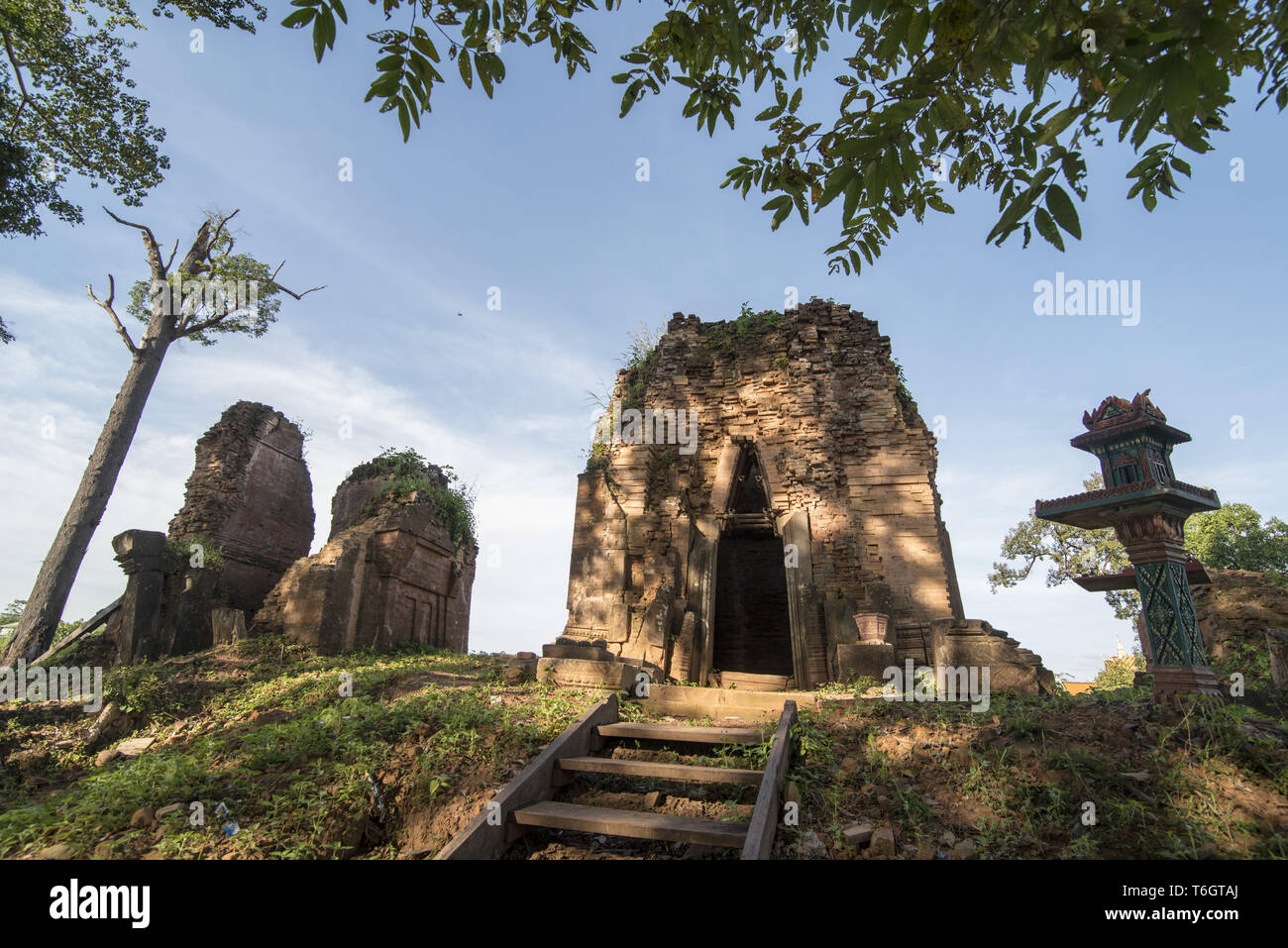 CAMBODIA ANLONG VENG TRAPEANG KHMER TEMPLE Stock Photo - Alamy