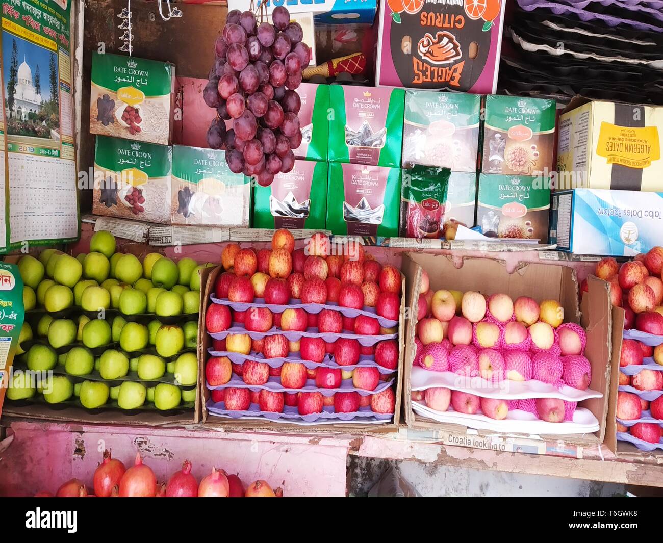 Cutting green screen hi-res stock photography and images - Alamy