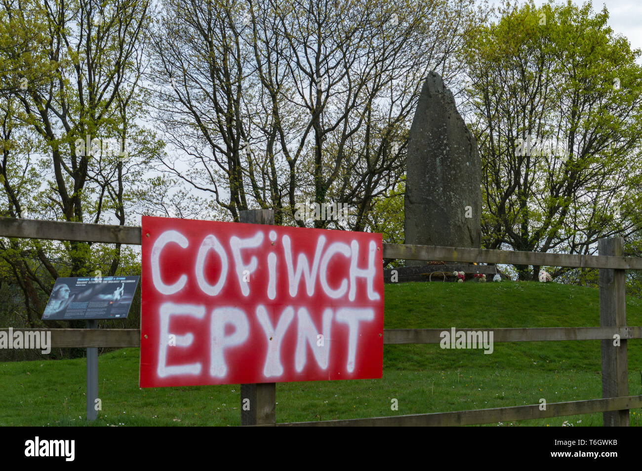 Cofiwch Epynt graffiti at the obelisk memorial to Prince Llewelyn ...