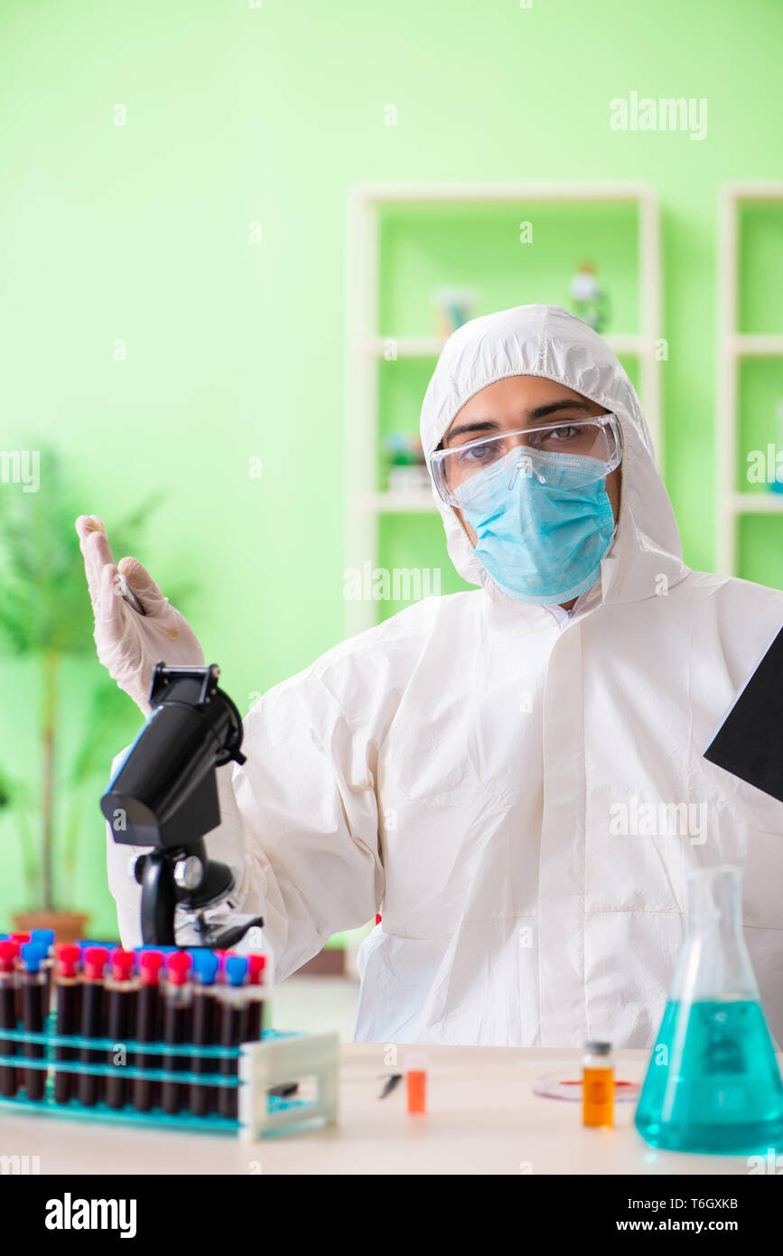 Chemist working in the lab on new experiment Stock Photo - Alamy