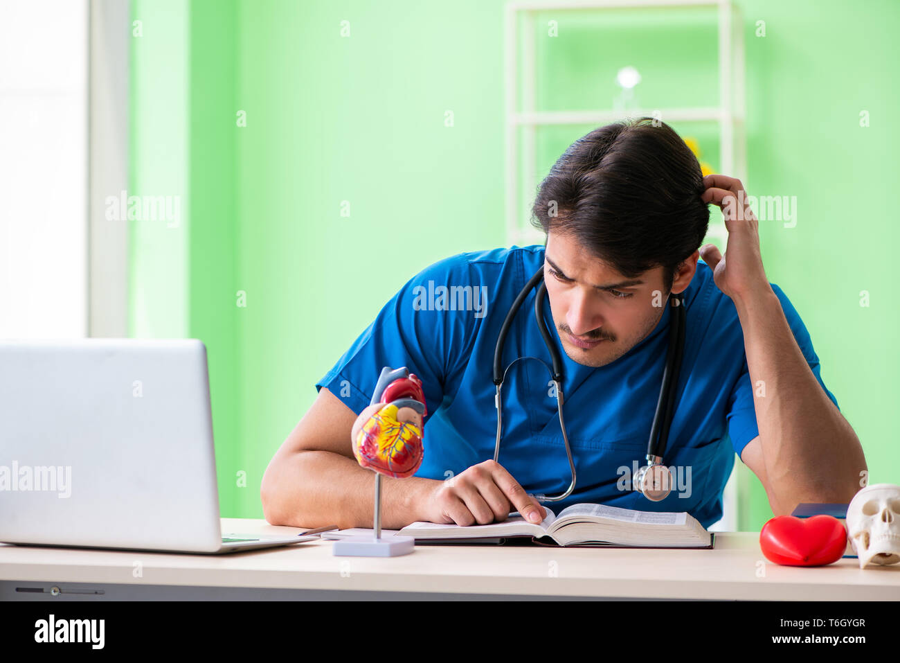 Doctor student explaining heart hi-res stock photography and images - Alamy