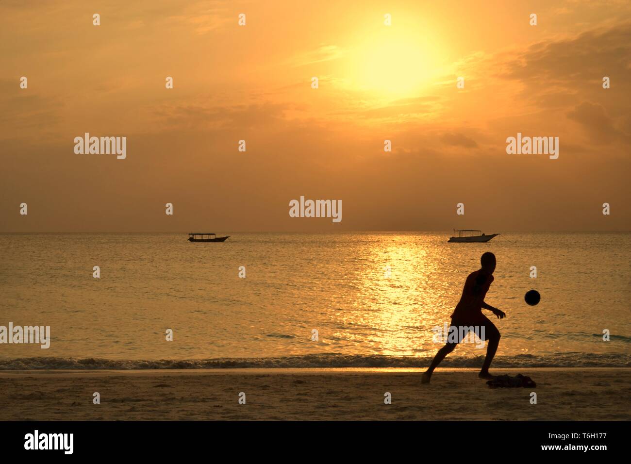 Football silhouette sunrise hi-res stock photography and images - Alamy