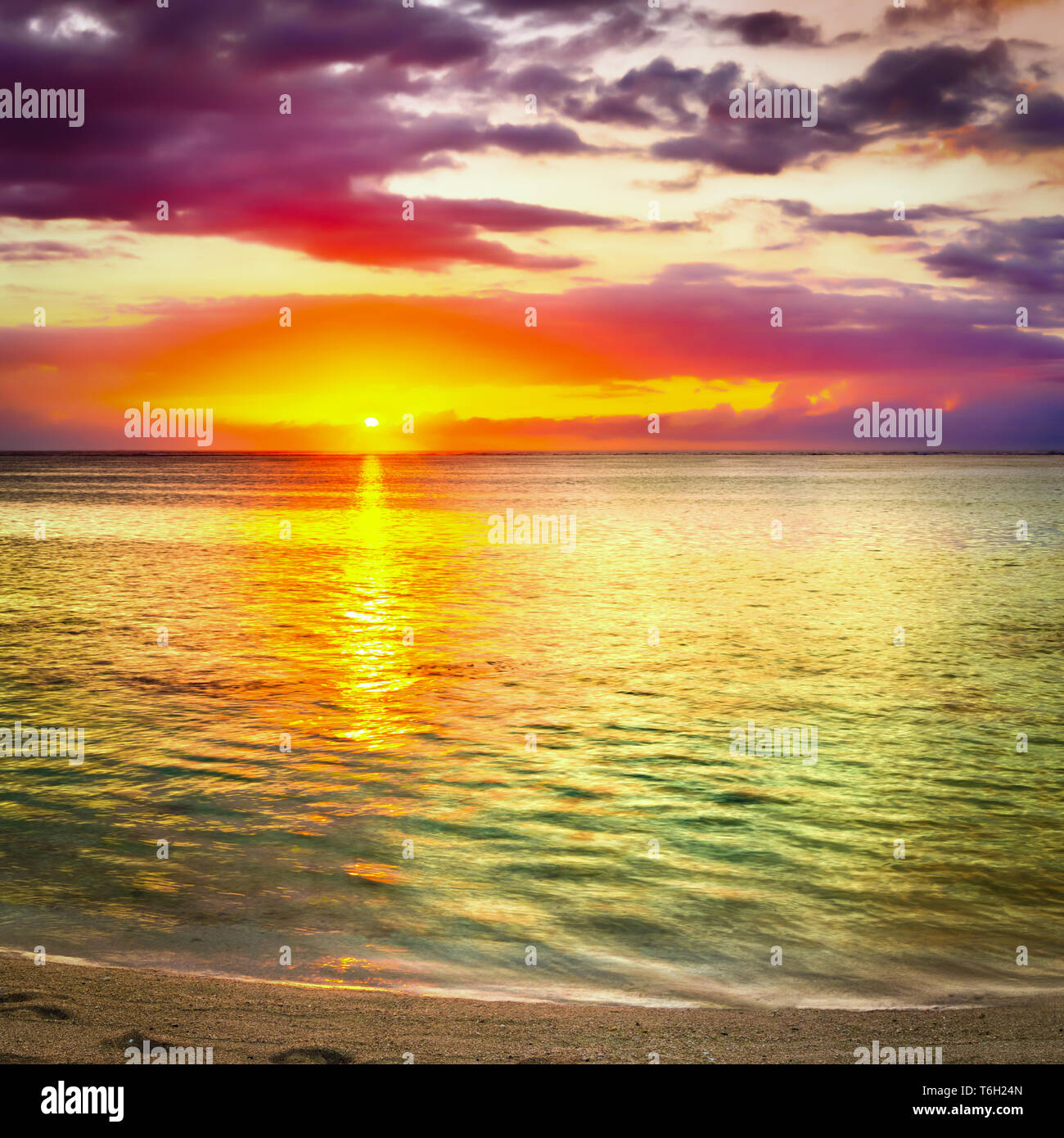 Beautiful sunrise over sandy beach hi-res stock photography and images ...
