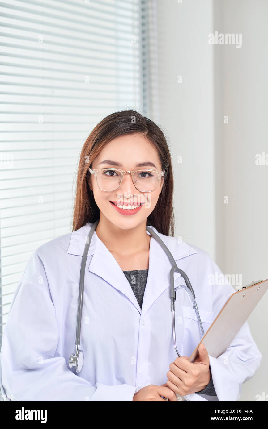 Hospital worker chinese hi-res stock photography and images - Alamy