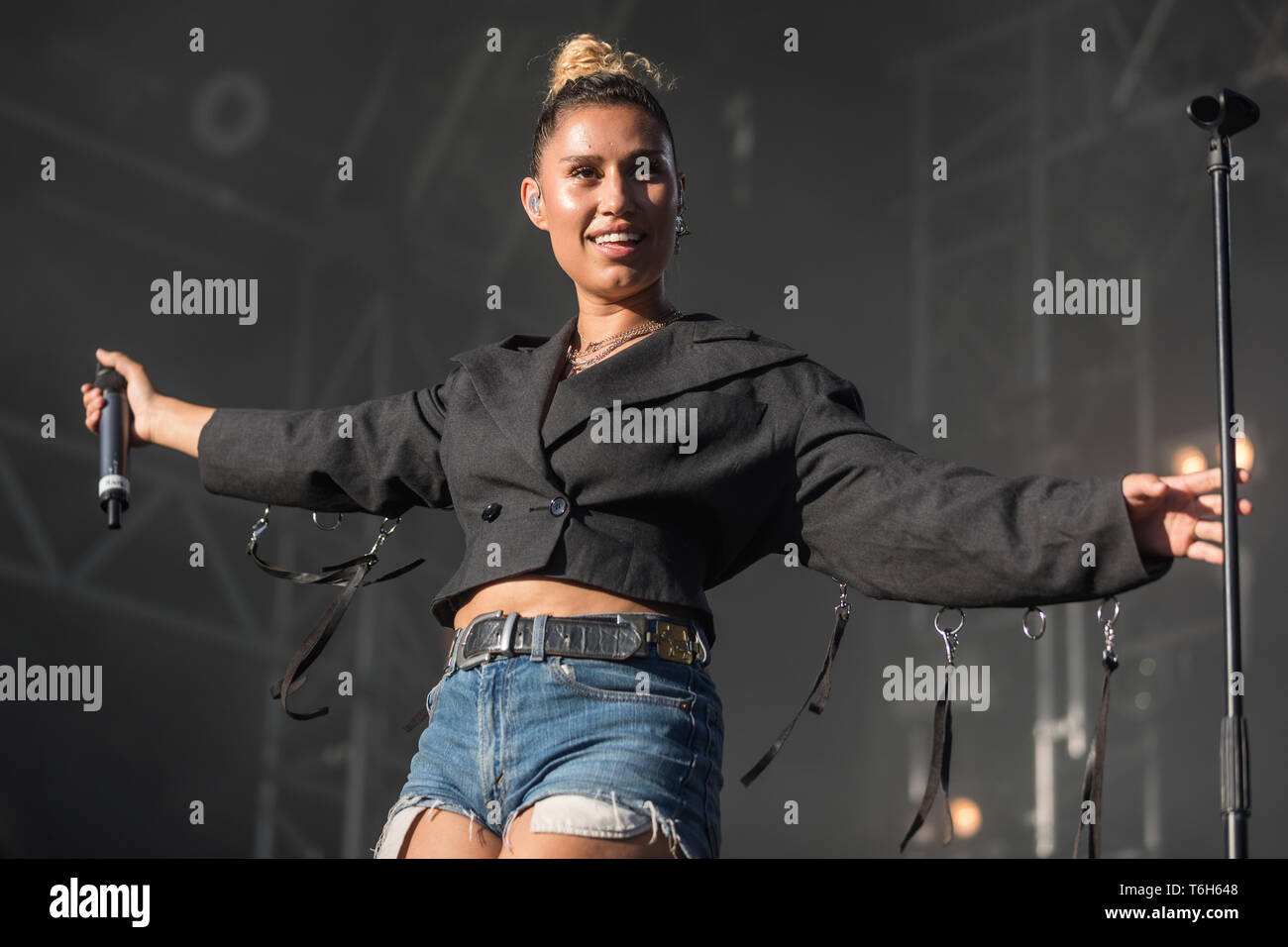 Raye singer hi-res stock photography and images - Alamy