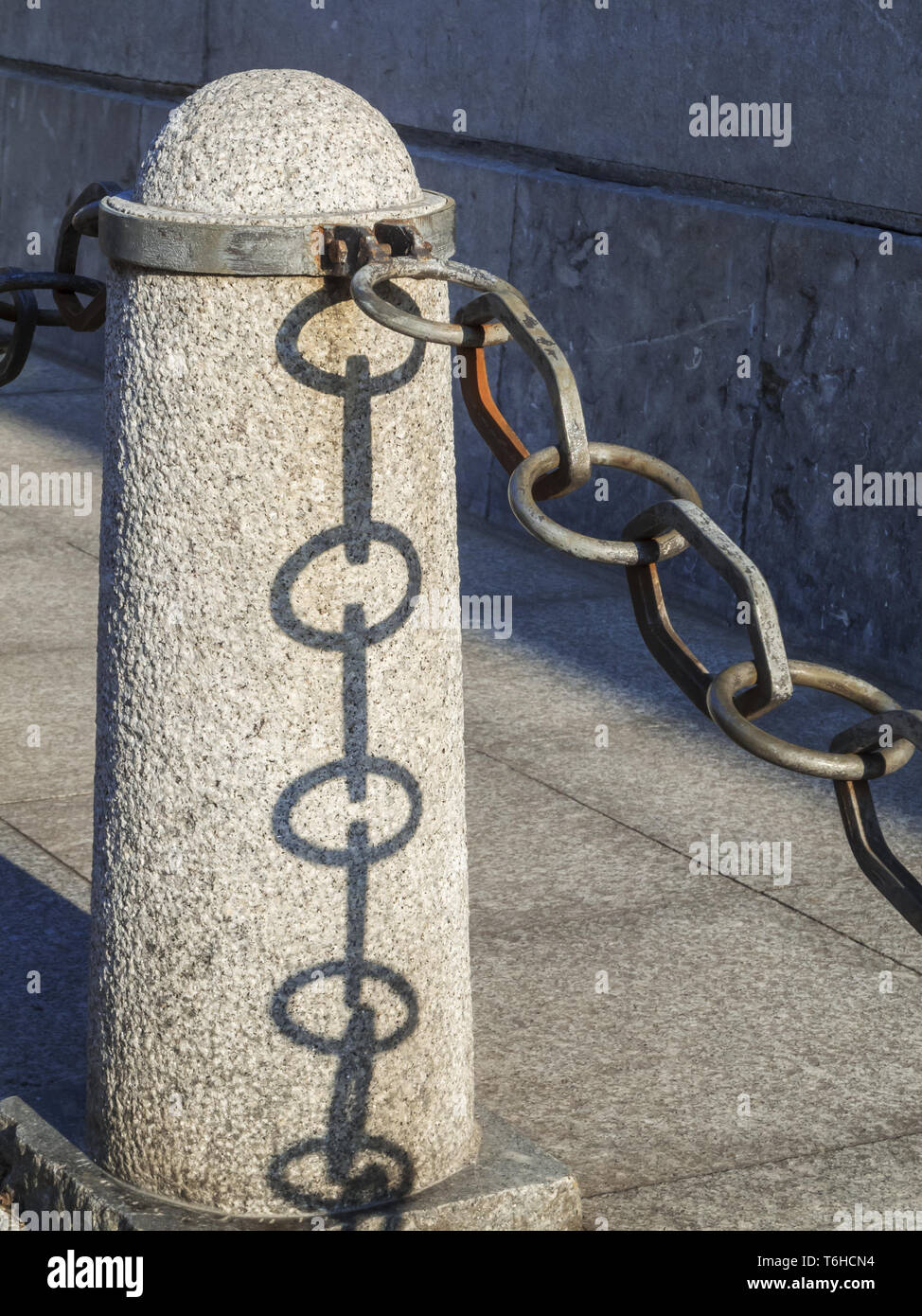Pillar with chain hi-res stock photography and images - Alamy