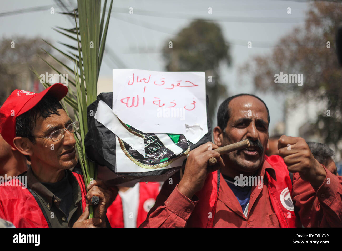 Gaza, Palestine. 01st May, 2019. Palestinian workers take part in a ...