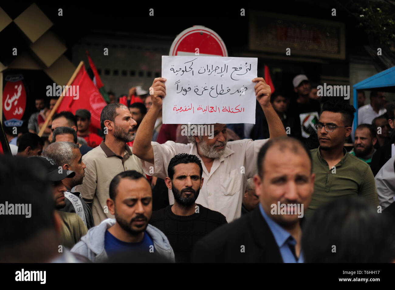Gaza, Palestine. 01st May, 2019. Palestinian workers take part in a ...