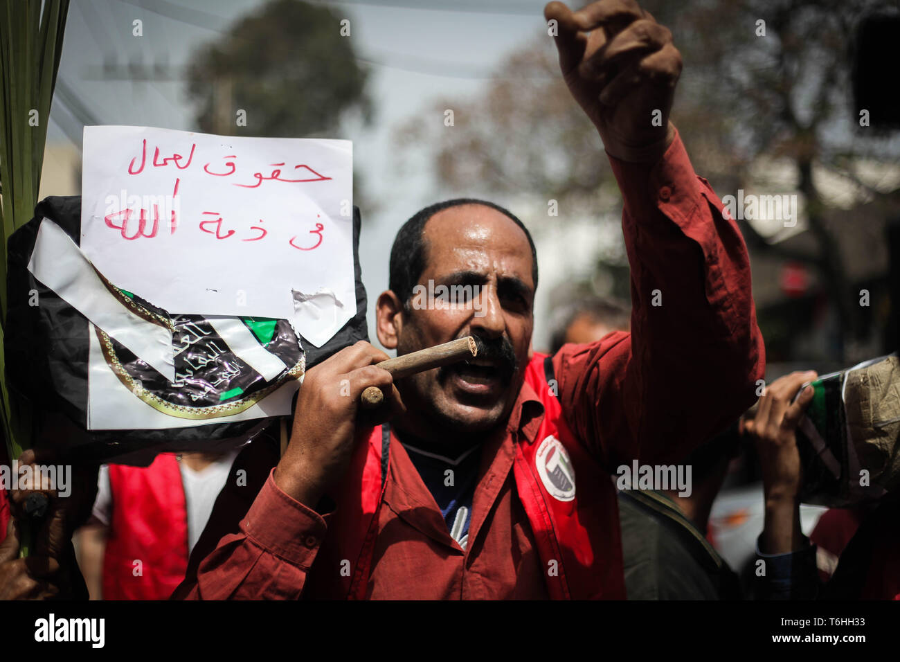 Gaza, Palestine. 01st May, 2019. Palestinian workers take part in a ...