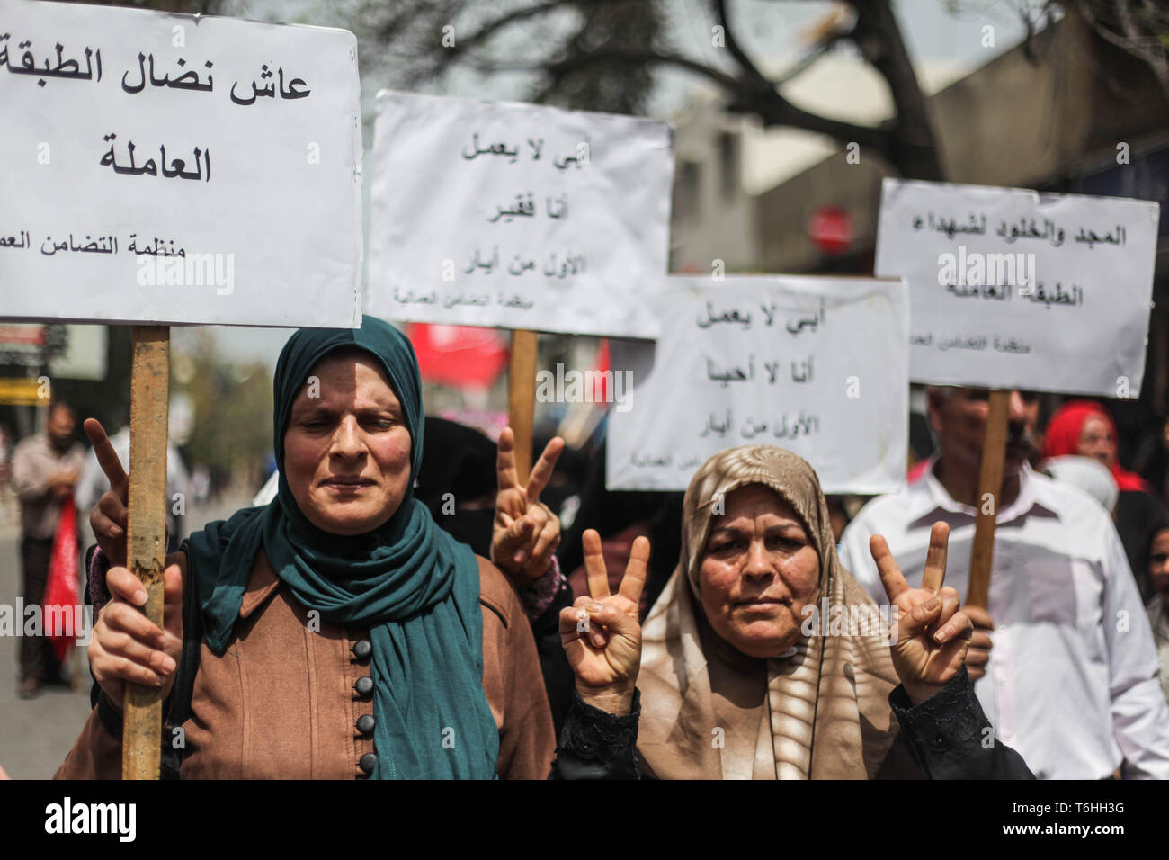 Gaza, Palestine. 01st May, 2019. Palestinian workers take part in a ...