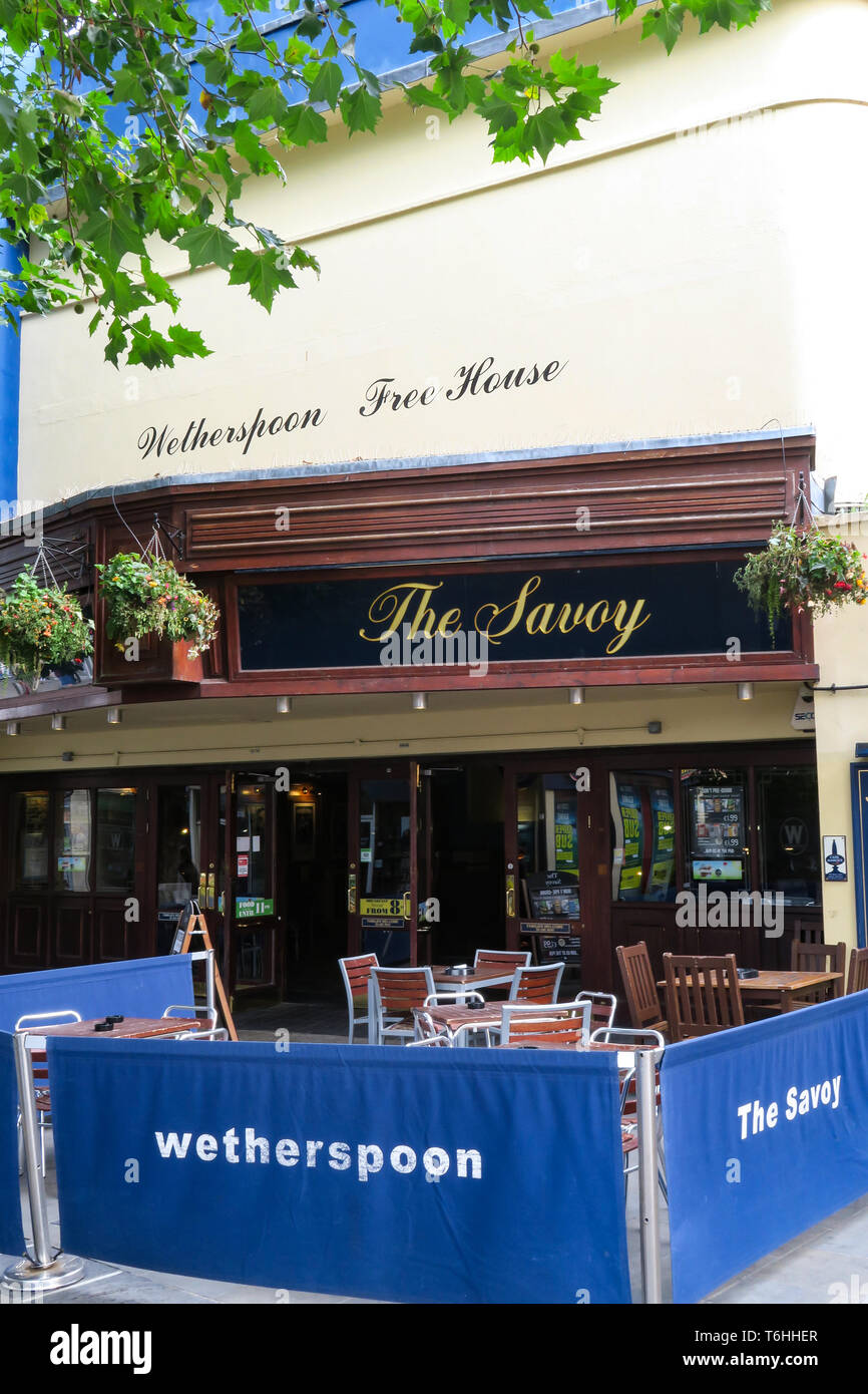 The Savoy Wetherspoons pub in Swindon Stock Photo - Alamy
