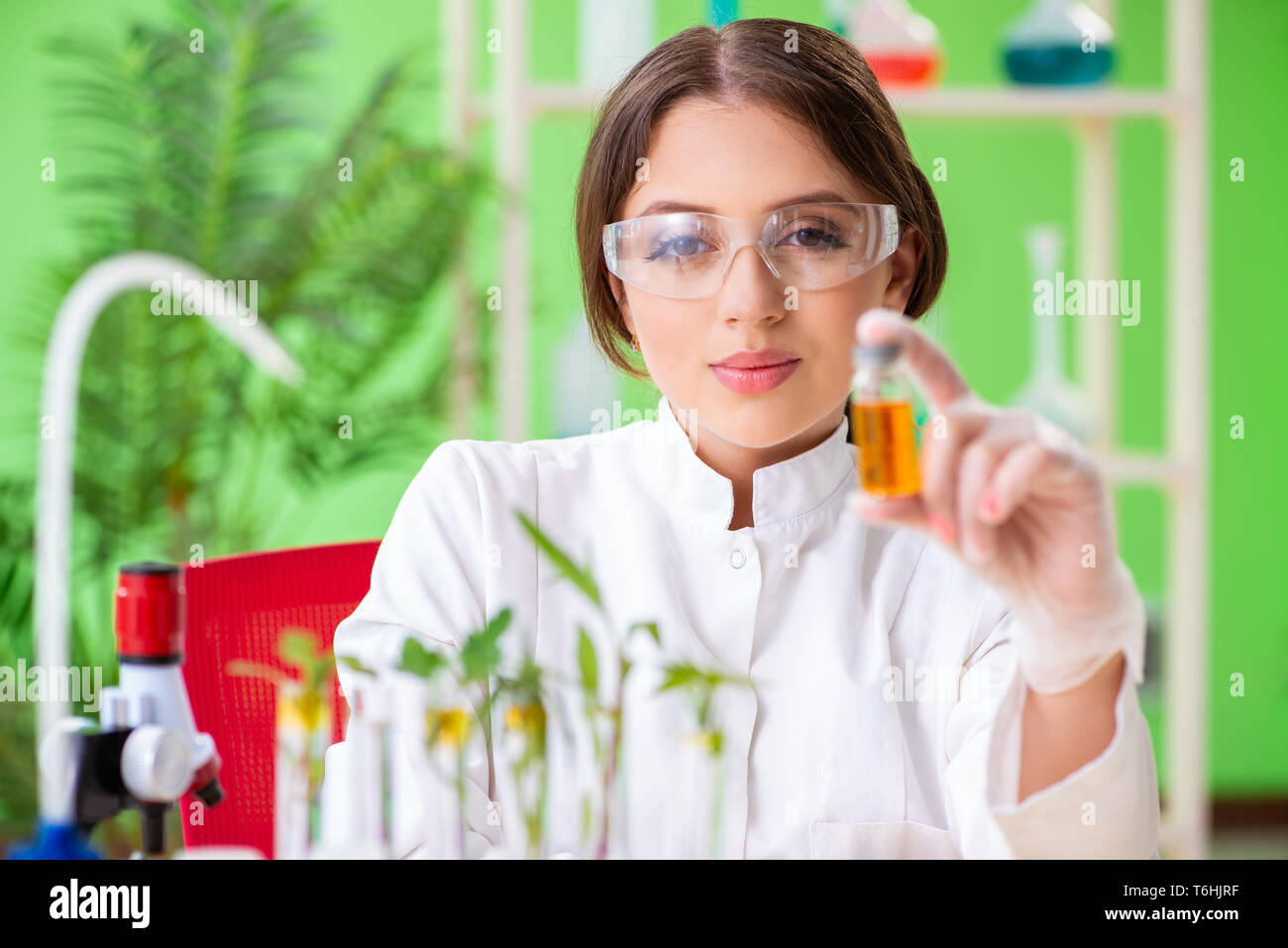 Female scientist showing vial hi-res stock photography and images - Alamy