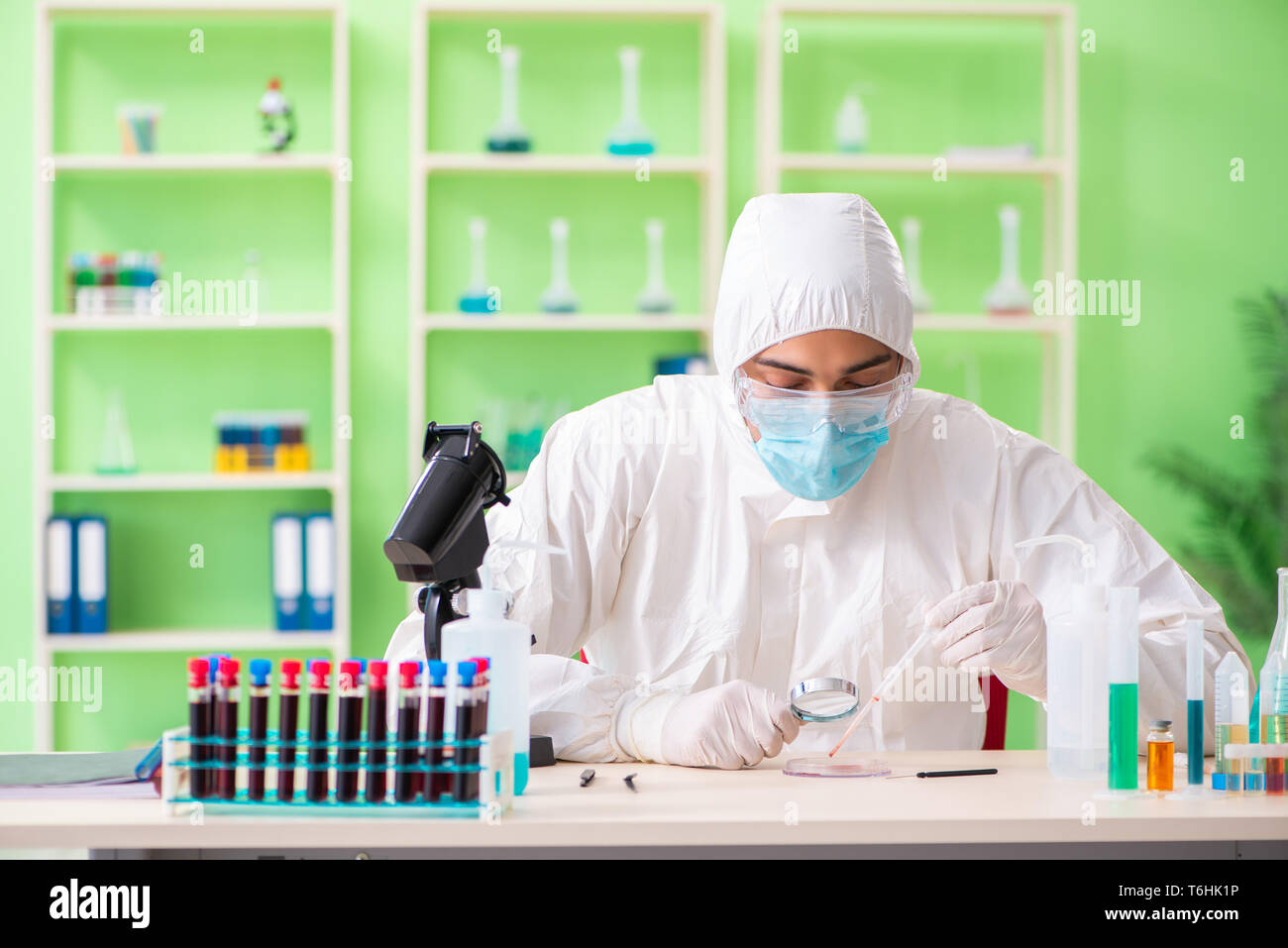 Chemist working in the lab on new experiment Stock Photo - Alamy