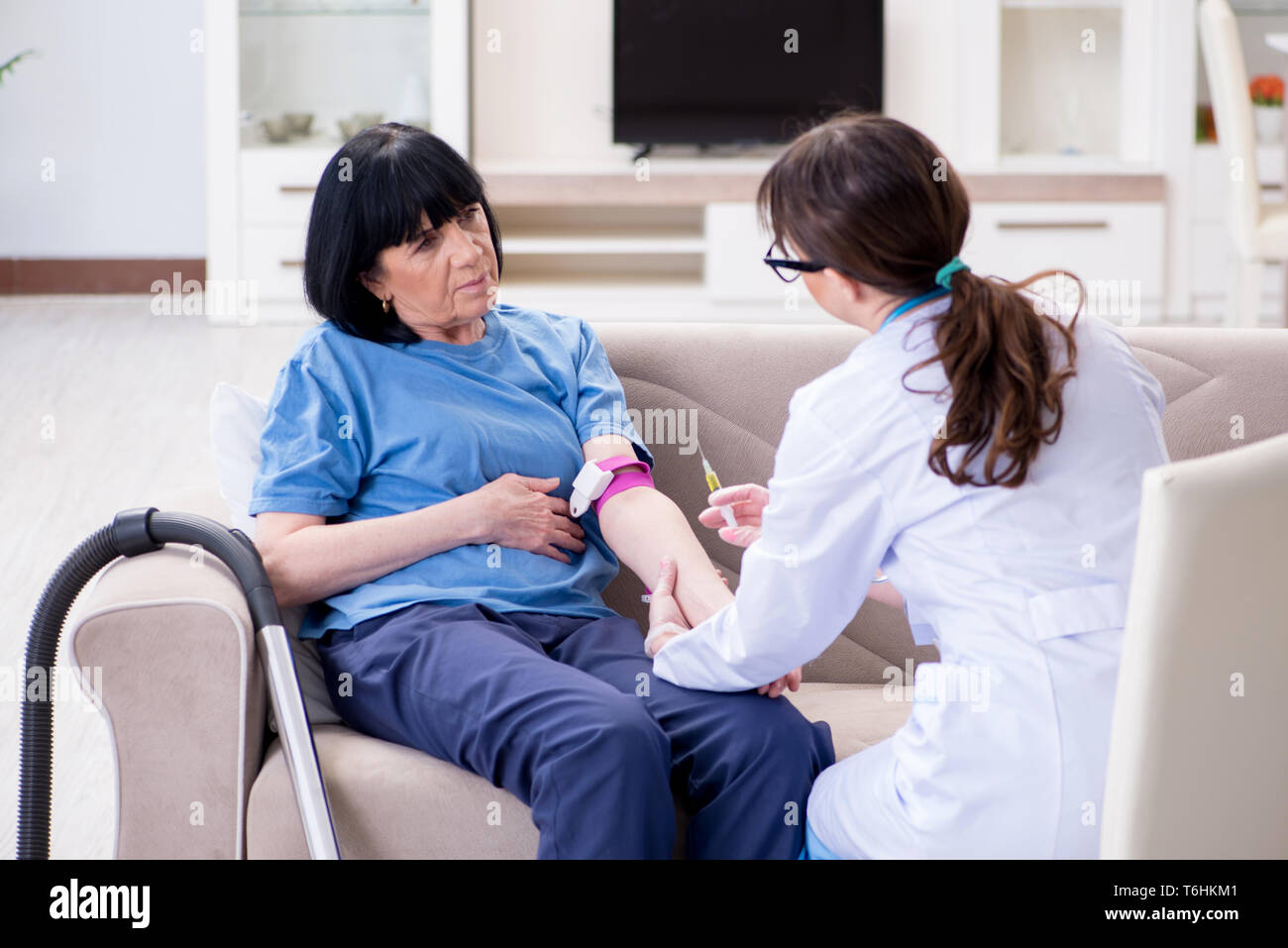 Doctor making injection to senior old woman Stock Photo - Alamy
