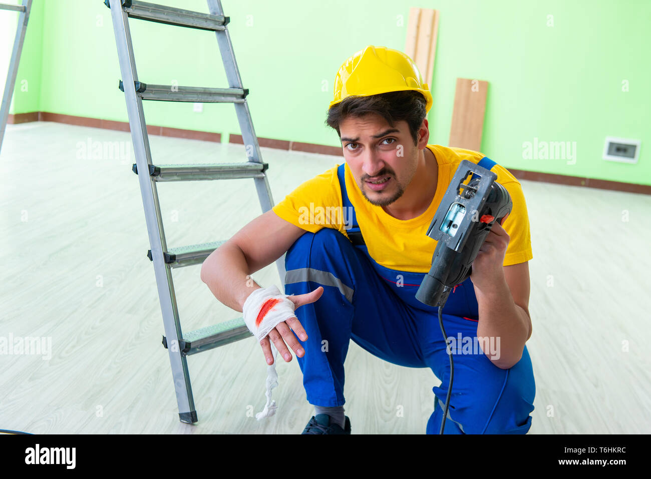 Hand cutting bandage hi-res stock photography and images - Alamy