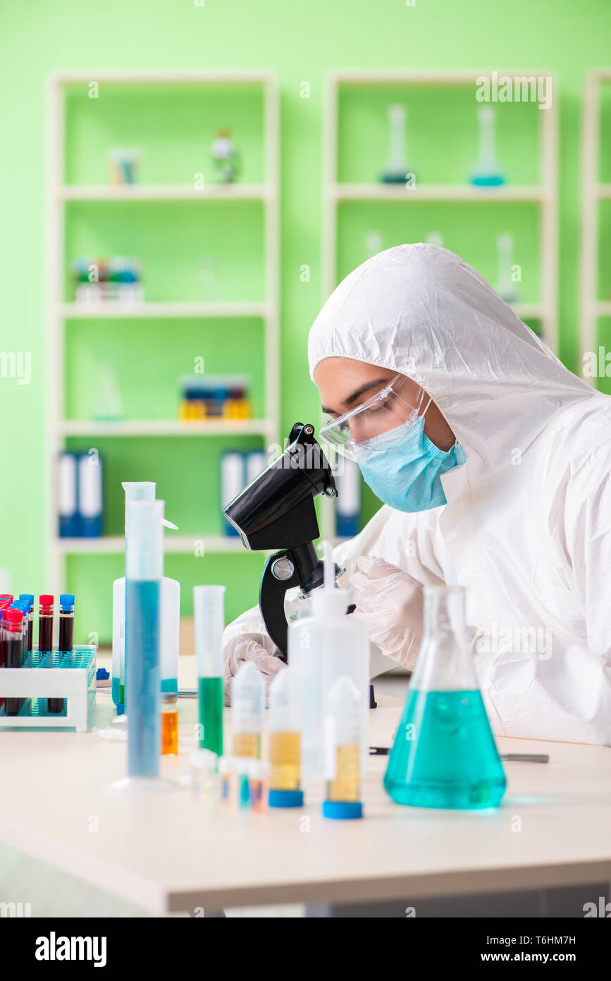 Chemist working in the lab on new experiment Stock Photo - Alamy