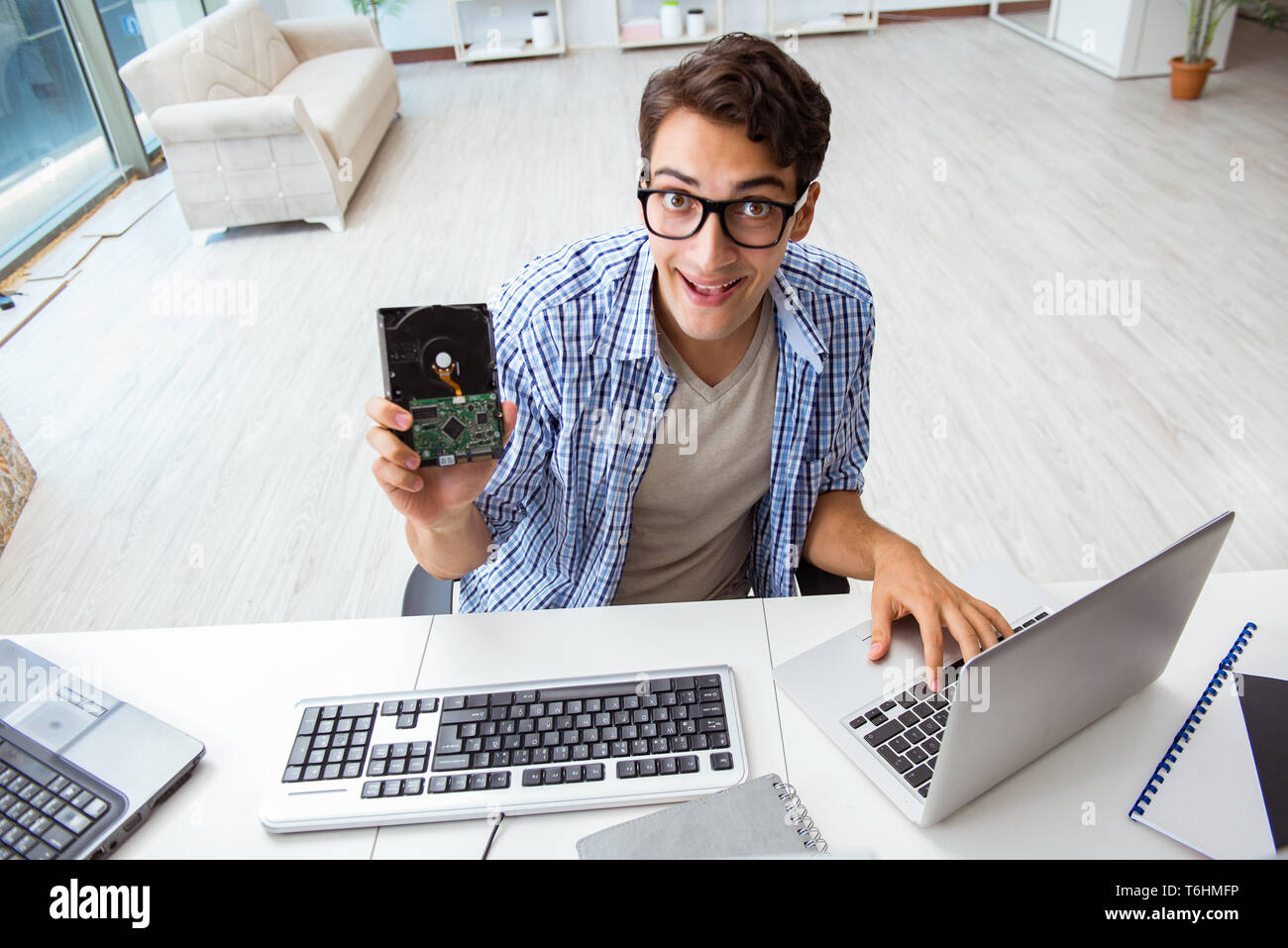 Technician with broken hard drive Stock Photo - Alamy