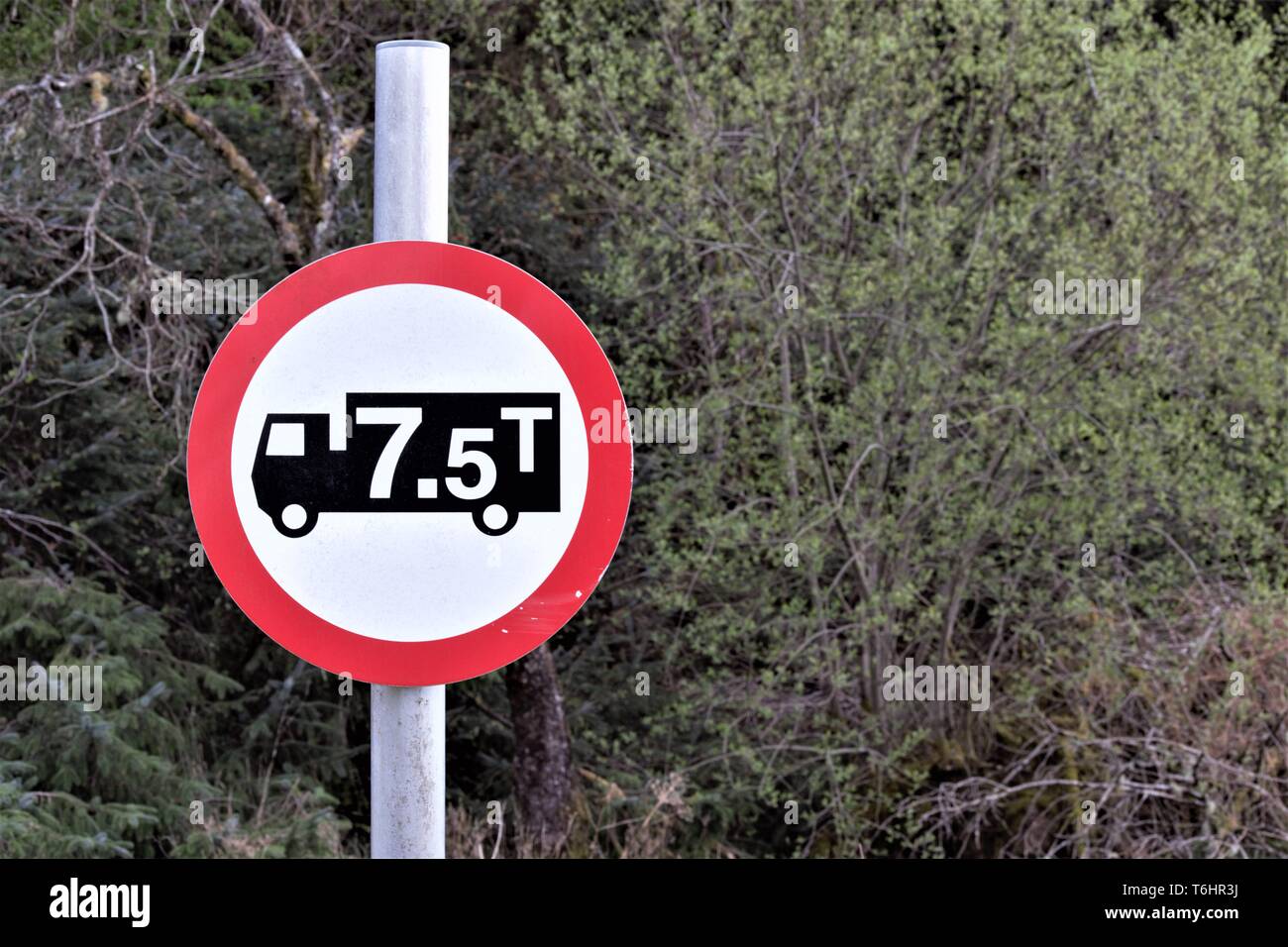 Bridge weight capacity warning sign in Scotland of 7.5 tonnes Stock ...