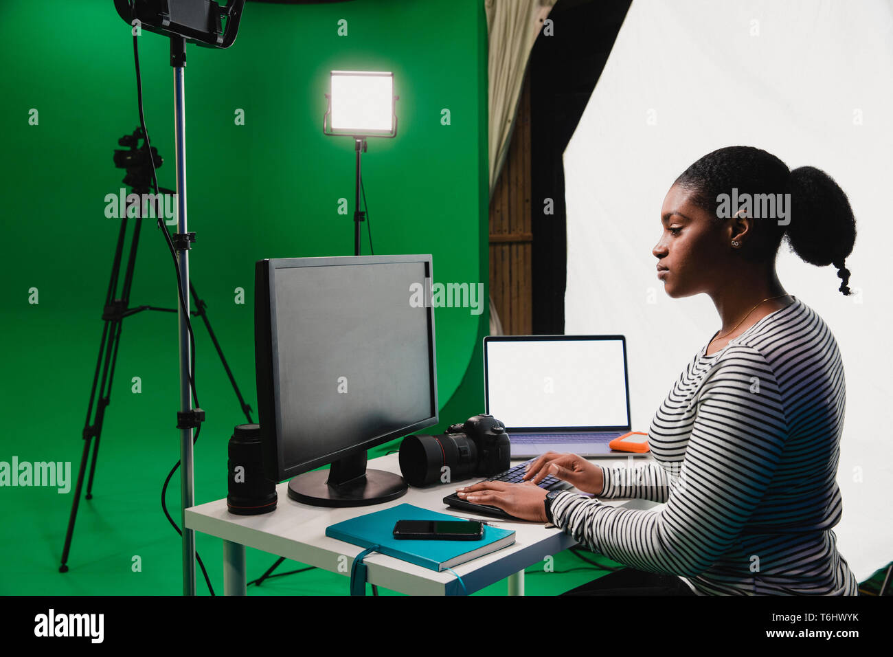 African film crew set up hi-res stock photography and images - Alamy