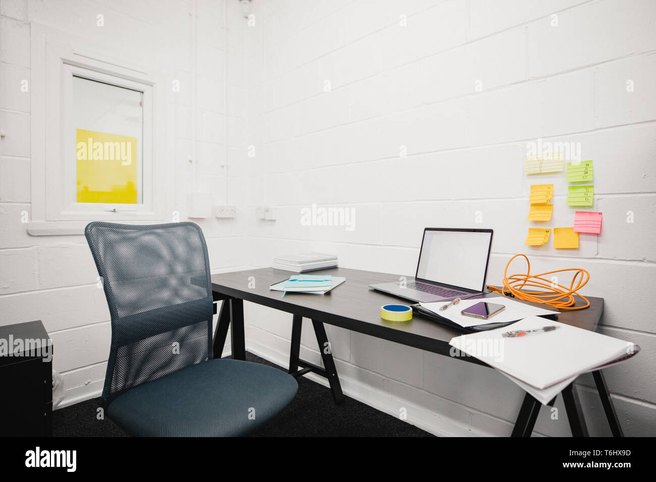 Post notes on computer monitor hi-res stock photography and images - Alamy