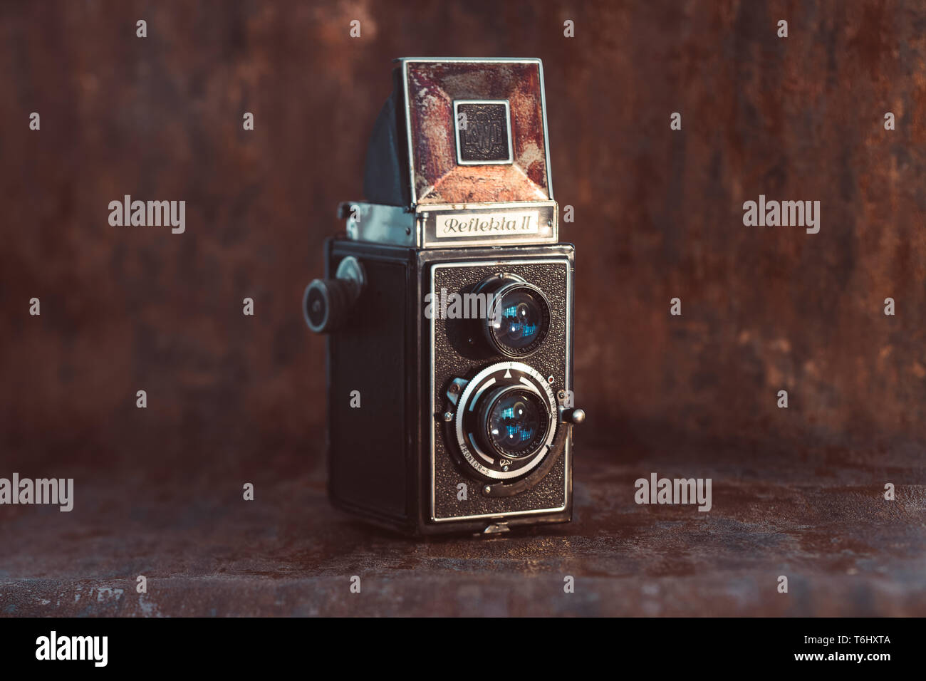 Twin lens retro film camera hi-res stock photography and images - Alamy