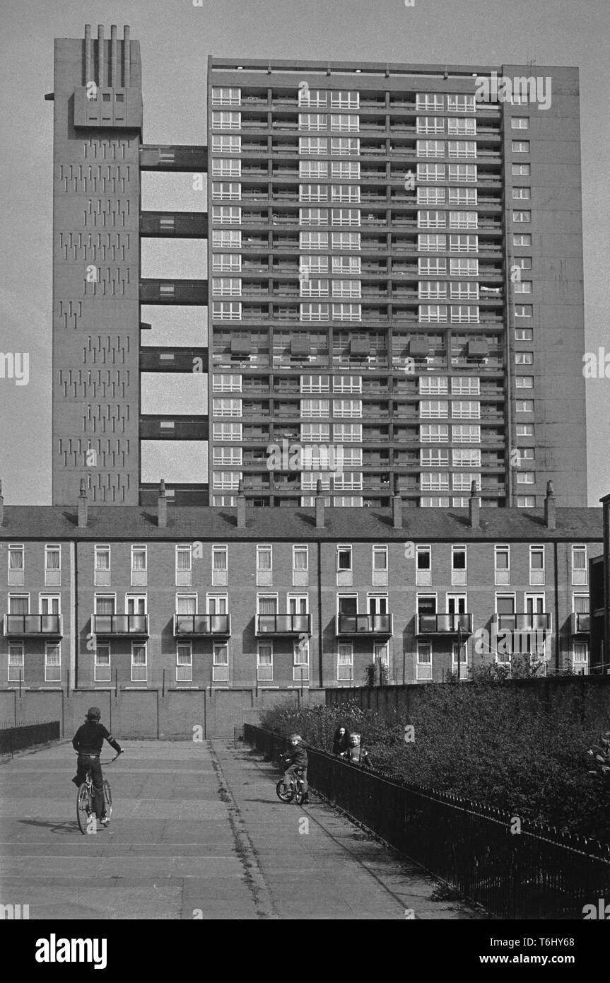 Brutalist 1970s architecture hi-res stock photography and images - Alamy