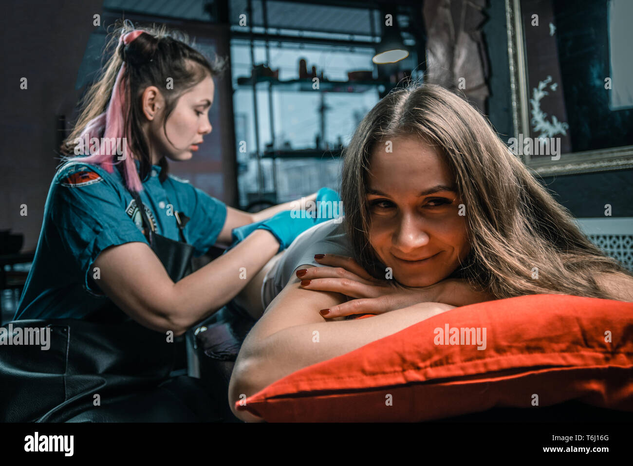 Tattooist tattooing skin beauty hi-res stock photography and images - Alamy