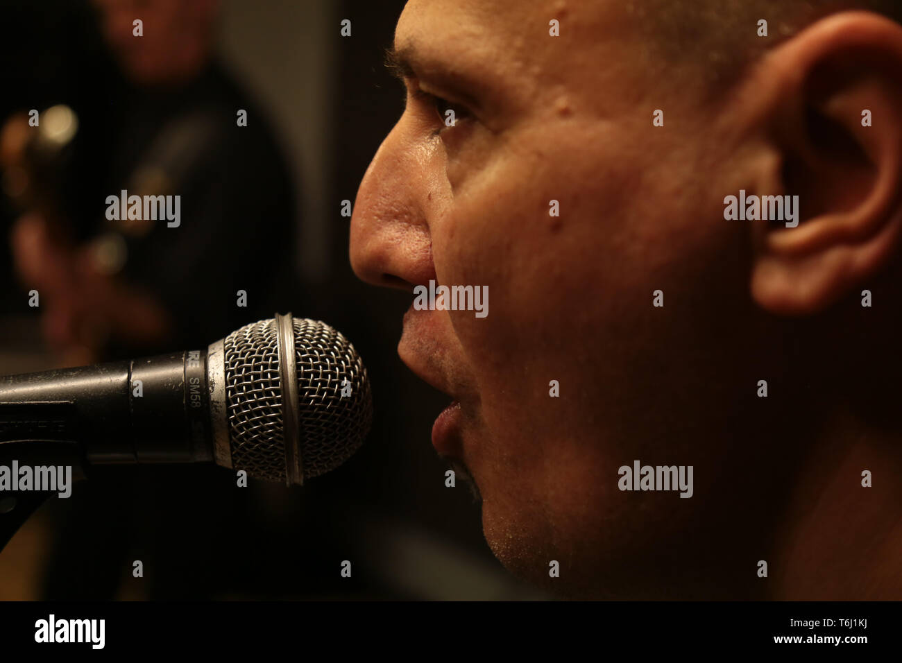 Classic singer man microphone hi-res stock photography and images - Alamy