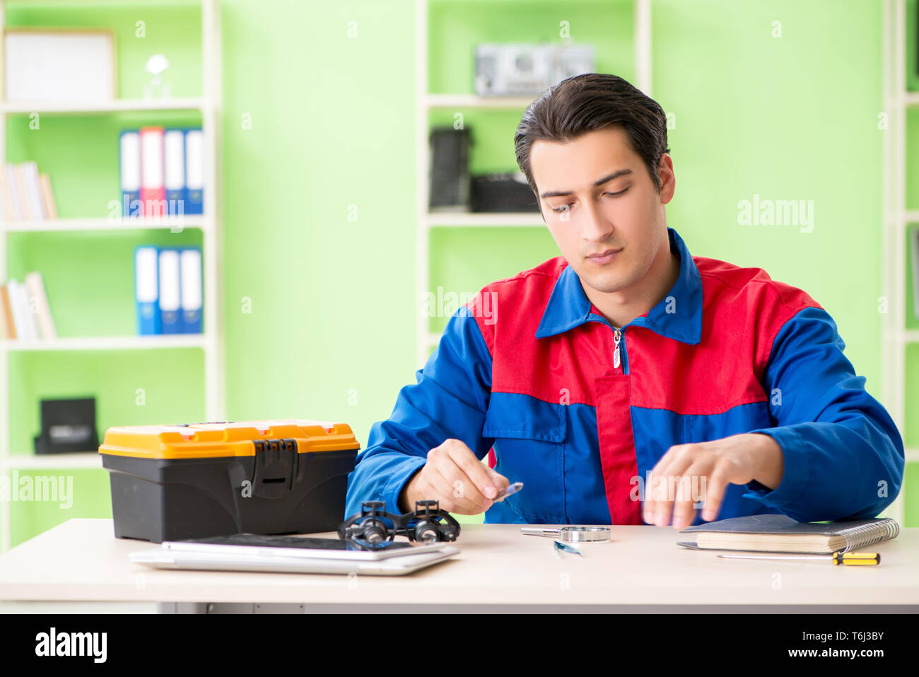 Computer engineer repairing broken desktop Stock Photo - Alamy
