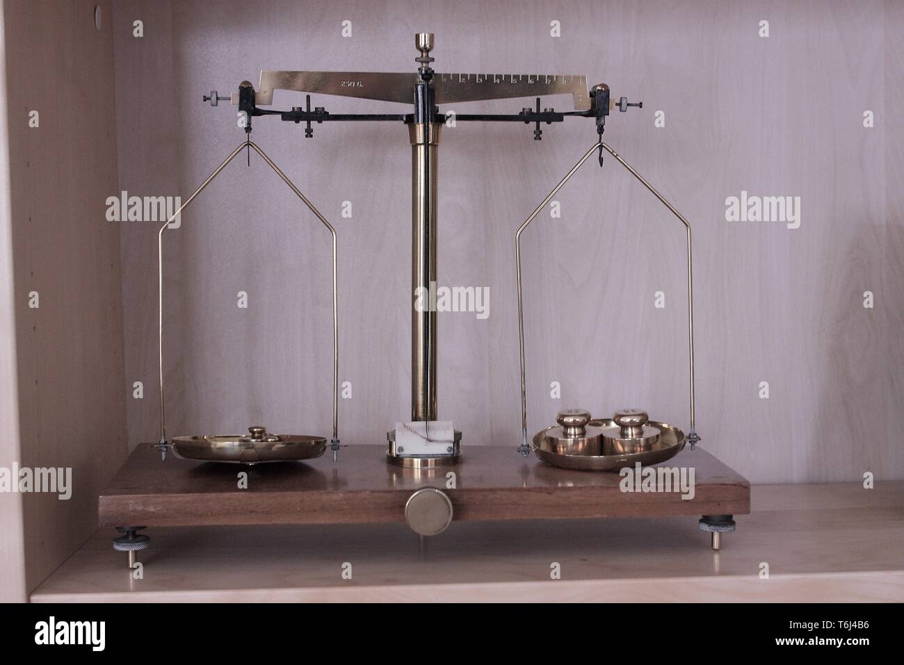 Old fashioned weighing scales hi-res stock photography and images - Alamy