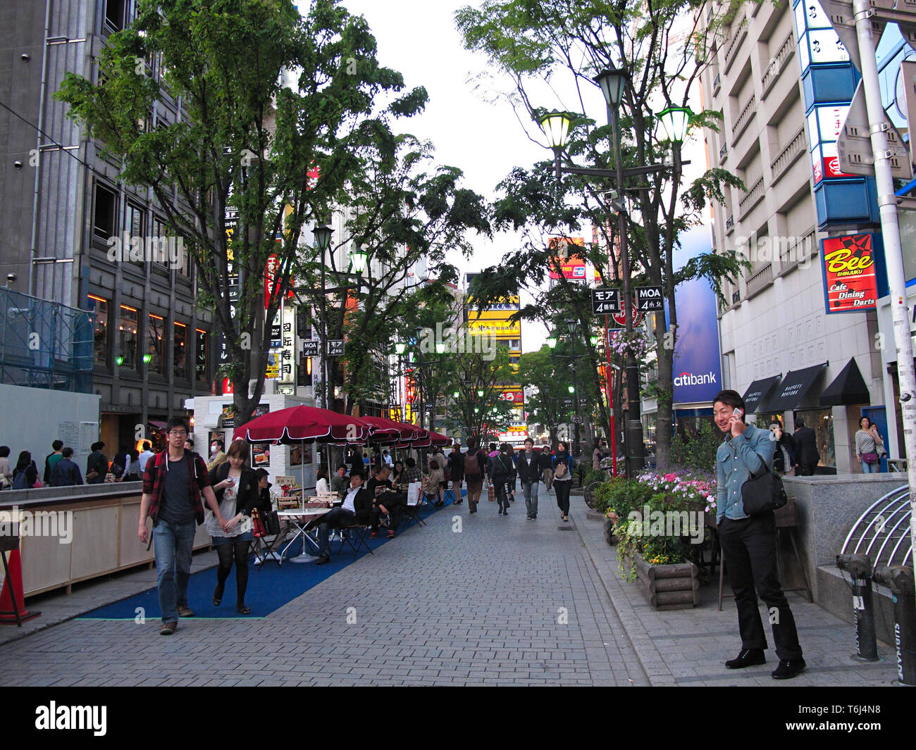 Street scene in Shinjuku district, Tokyo, Japan Stock Photo - Alamy