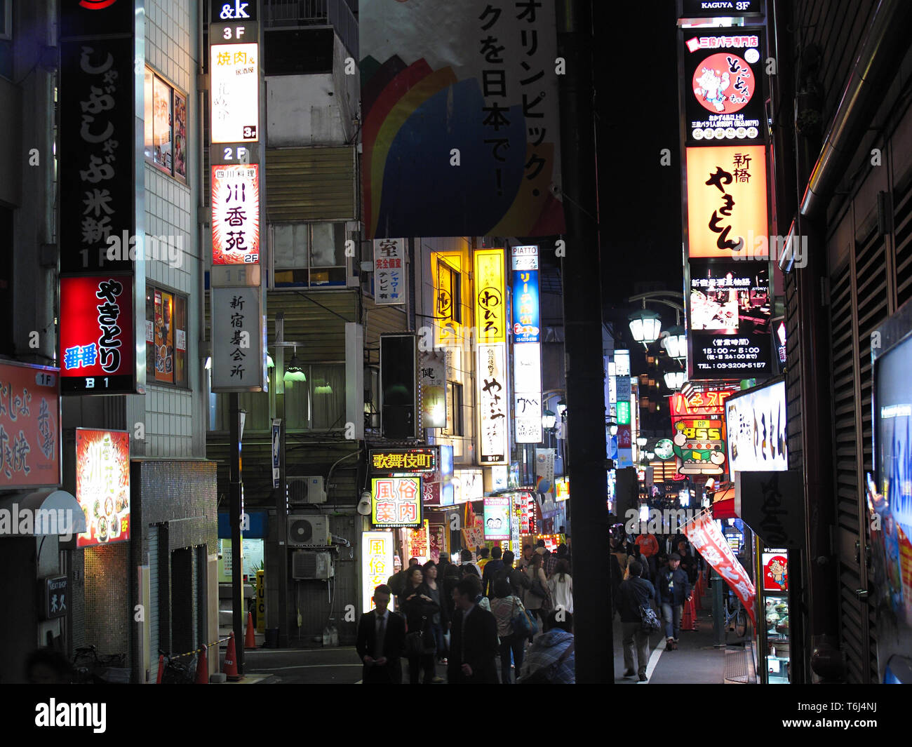 Street scene in Shinjuku district, Tokyo, Japan Stock Photo - Alamy