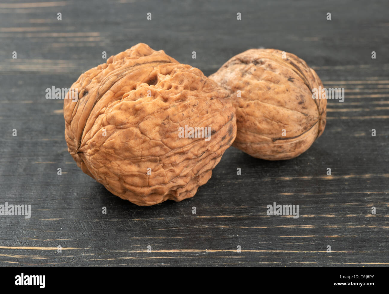 Walnuts in the shell hi-res stock photography and images - Alamy