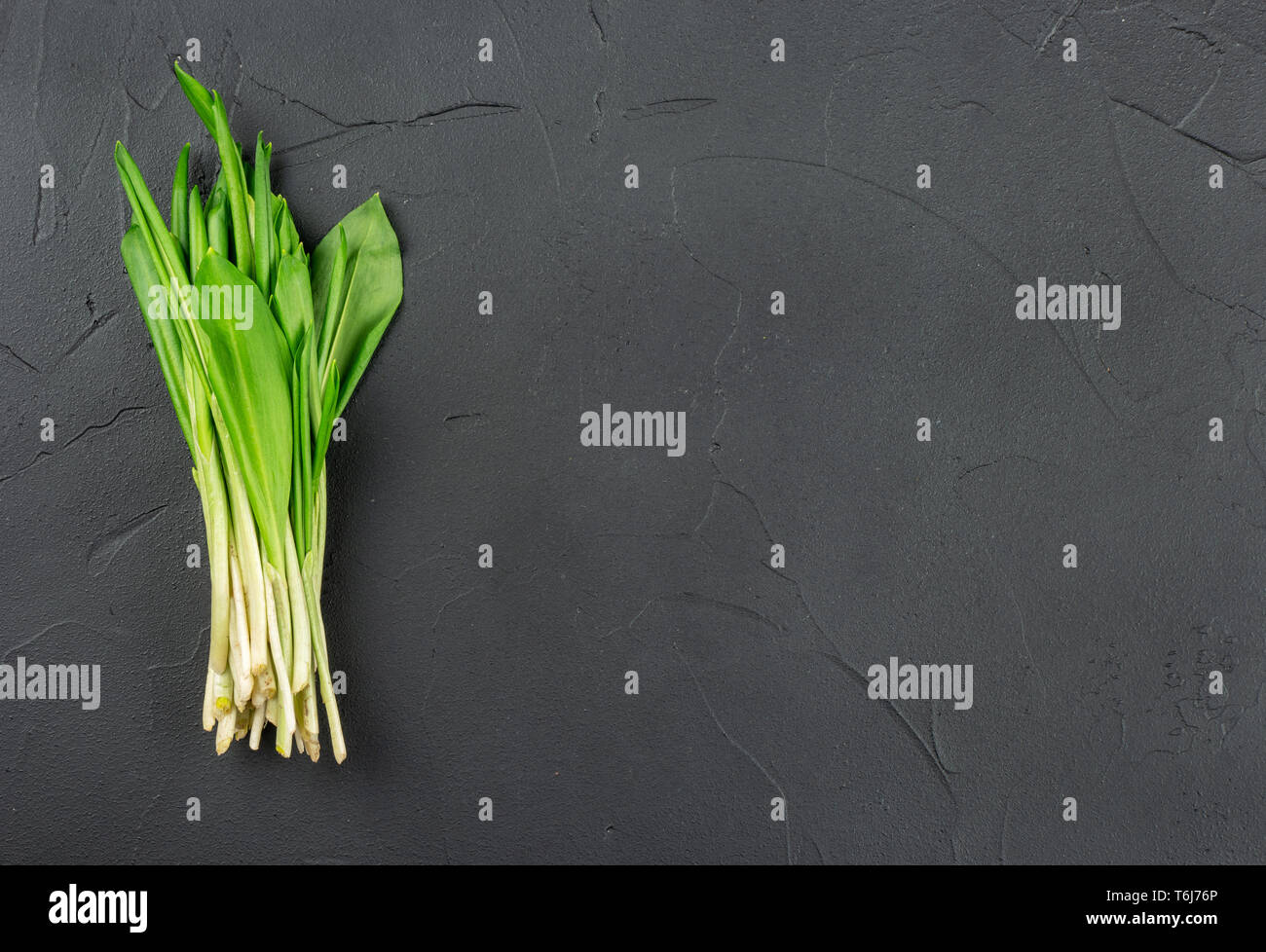 Pile of fresh wild garlic on an empty concrete background Stock Photo ...