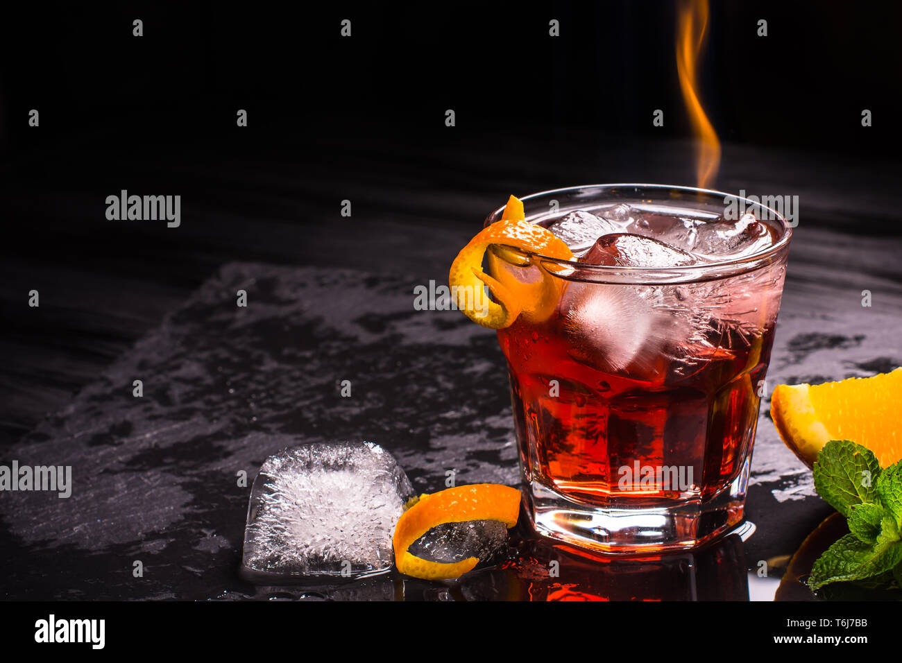 Smoky negroni hi-res stock photography and images - Alamy