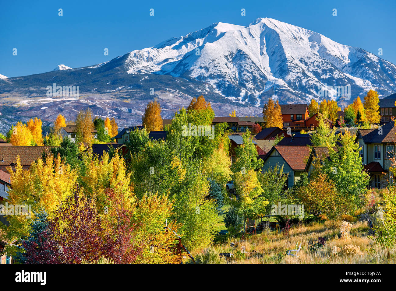 Neighbor house snow hi-res stock photography and images - Alamy