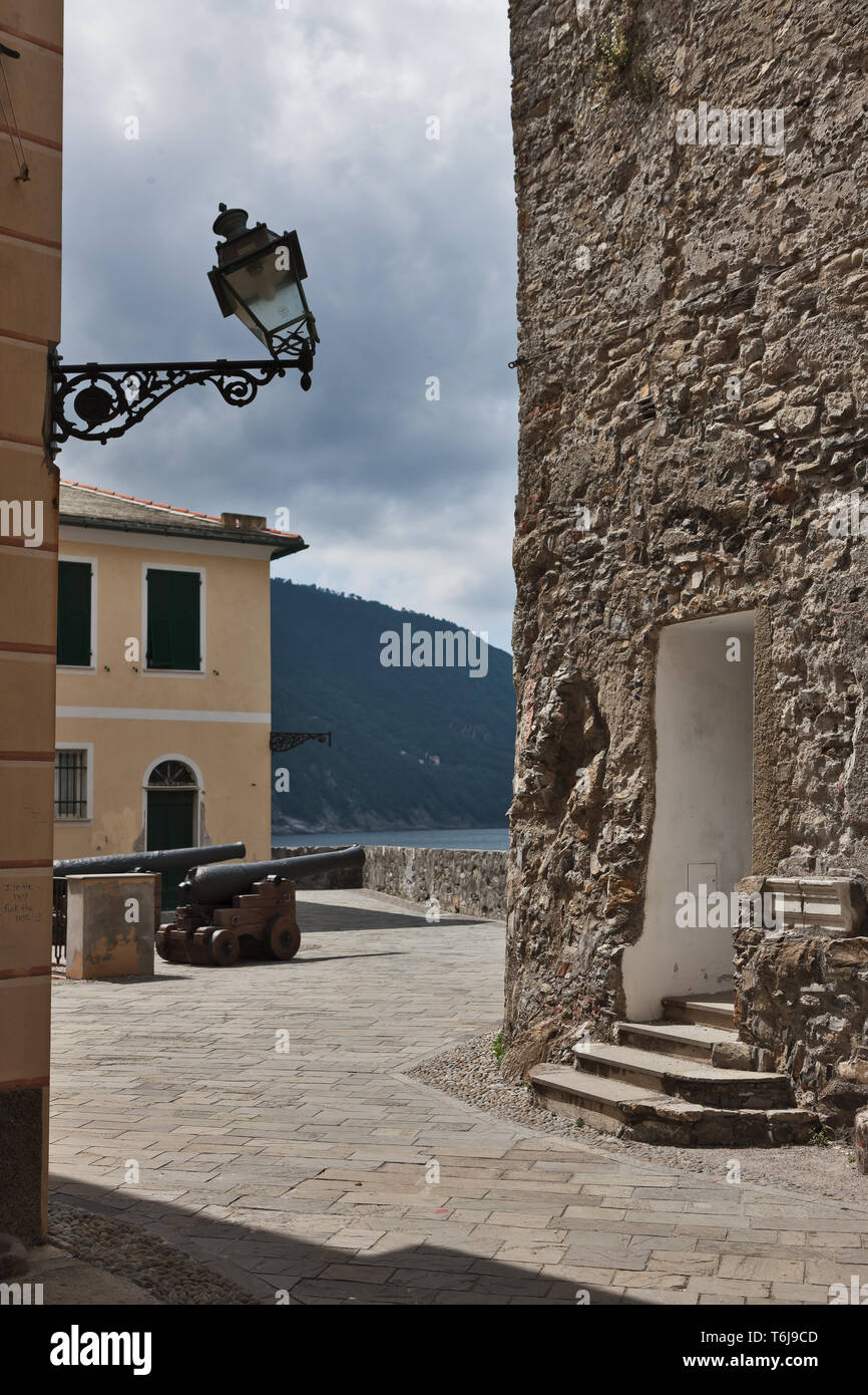 Castel dragone hi-res stock photography and images - Alamy