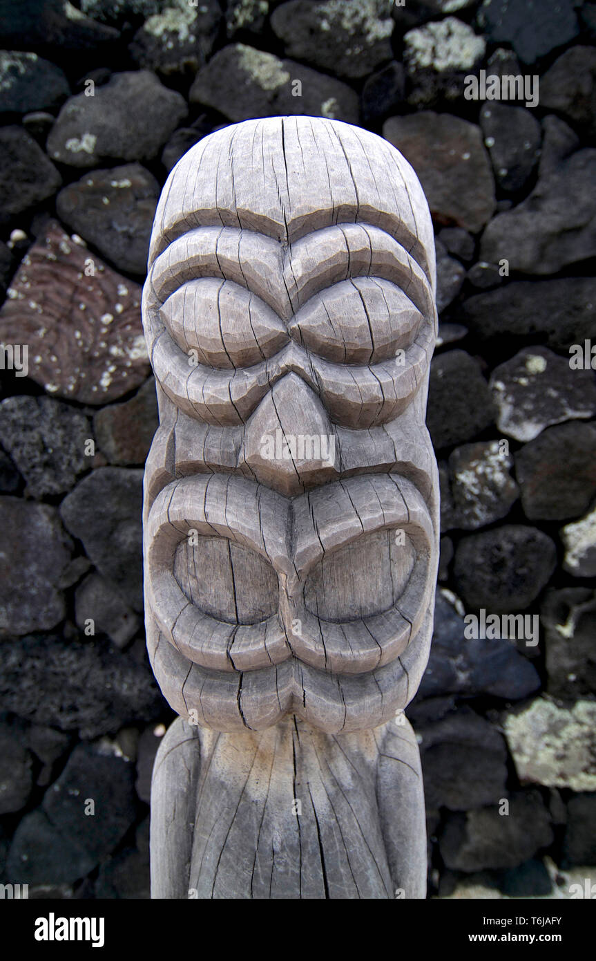 Hawaiian god statue hi-res stock photography and images - Alamy