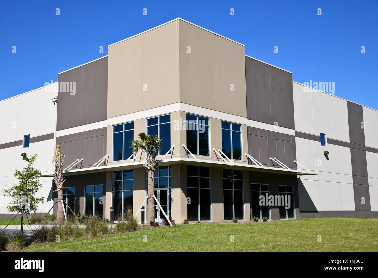 Empty warehouse office building hi-res stock photography and images - Alamy