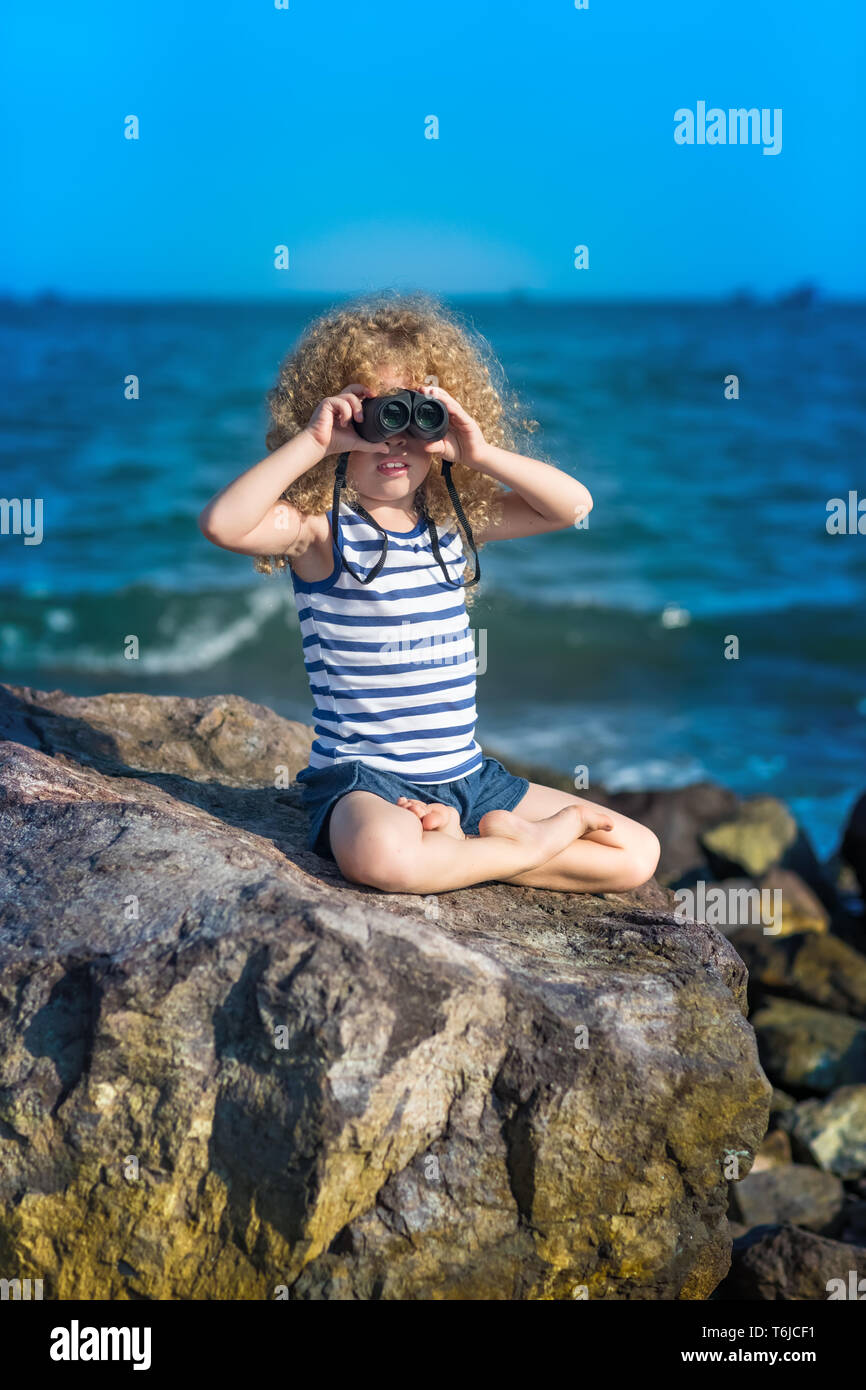 Girl looking far away hi-res stock photography and images - Alamy