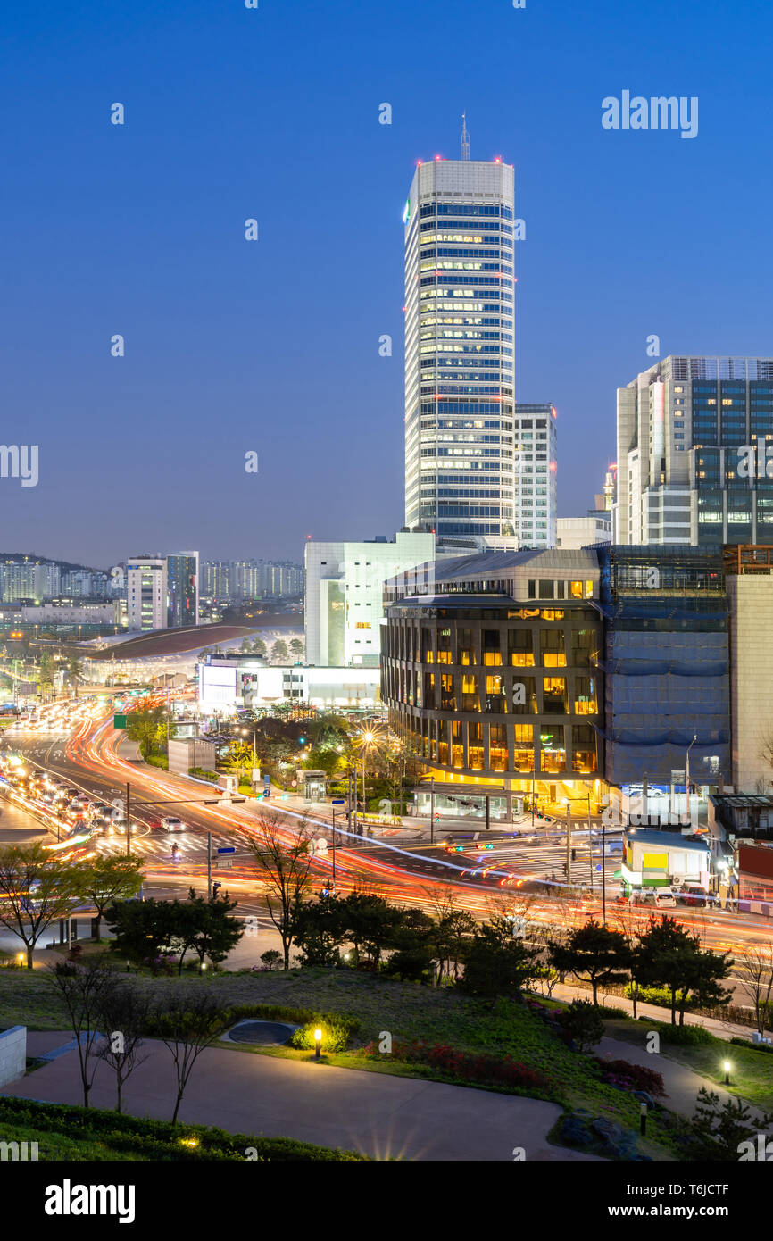 Road intersection downtown seoul hi-res stock photography and images ...