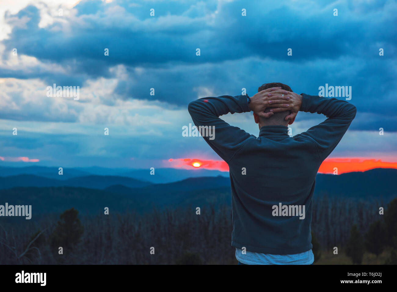 Man standing on cliff night hi-res stock photography and images - Alamy